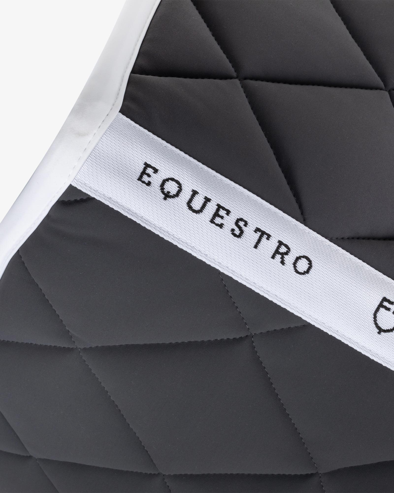 Sottosella dressage trapuntato e con logo ricamato | Shop | Equestro